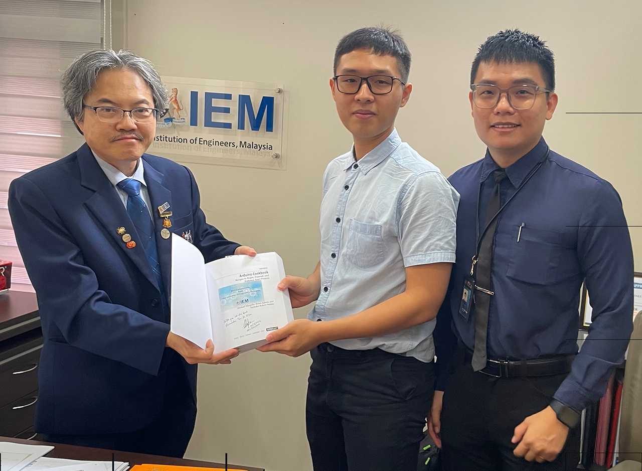APU's Fernandez Tan Jun Xian Honored With IEM Book Prize Award | By EduGPS